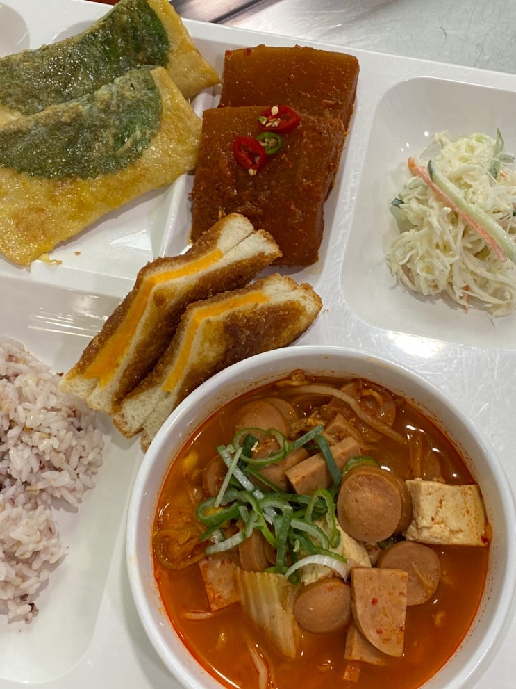 단체급식 잡곡밥 부대찌개 건새우무조림 어묵깻잎전 천사채 샐러드 배추김치 달고나토스트 24221 네이버 블로그