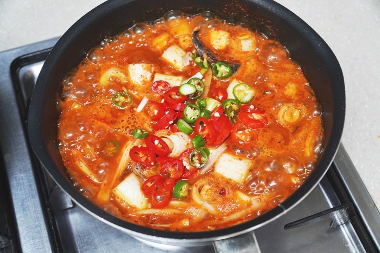 통조림꽁치김치찌개 끓이는법 통조림꽁치조림 캔꽁치조림 꽁치찌개 꽁치통조림김치찜 만드는법 묵은지꽁치조림 요리 점심 메뉴 추천