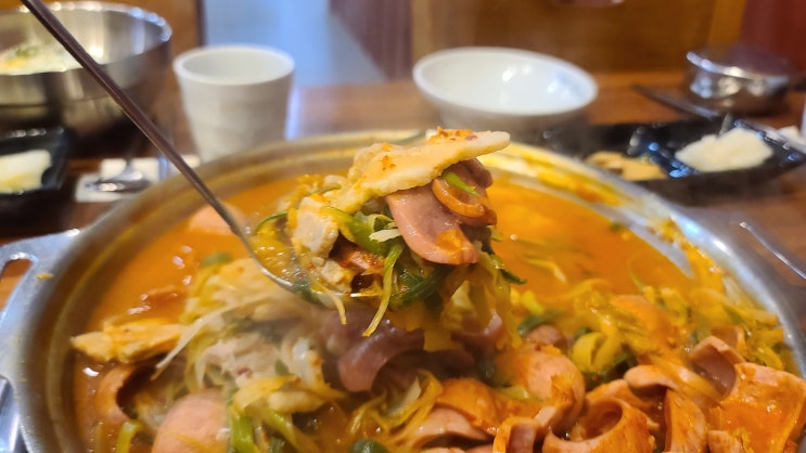 부산사직동맛집 삼겹살과 만두 다양한 야채가 어우러져 국물맛이 일품인 더하고부대찌개 사직점 네이버 블로그