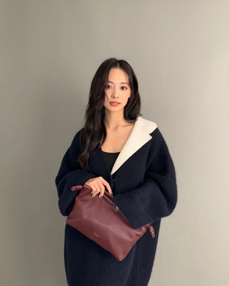 신학기를 맞이한 20대 여자 대학생의 첫 스타트 명품 브랜드 가방으로 로에베 플라멩고 여성 클러치백 추천 W 쯔위 네이버 블로그