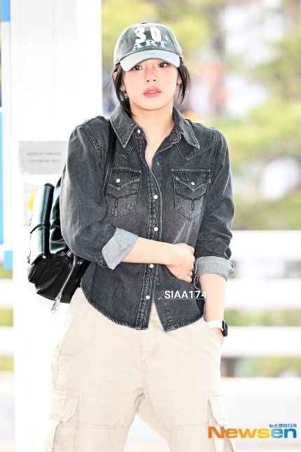 뉴진스 민지 공항패션 속 여자 연예인 볼캡 And 조이그라이슨 가방 정보 네이버 블로그
