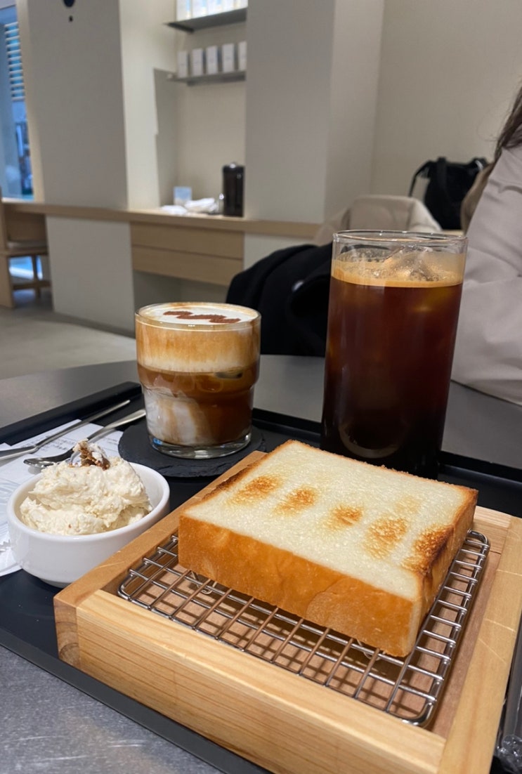 [영등포 카페] 수상할 정도로 식빵에 진심인 당산, 영등포구청 카페 ‘흘러(heuler)’ : 네이버 블로그