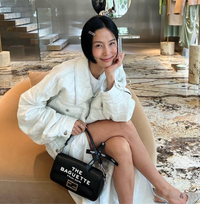 40대 여자 연예인의 인기 가방이자 성공한 커리어우먼의 상징인 여성 명품백으로 펜디의 여성 바게트백 추천 네이버 블로그