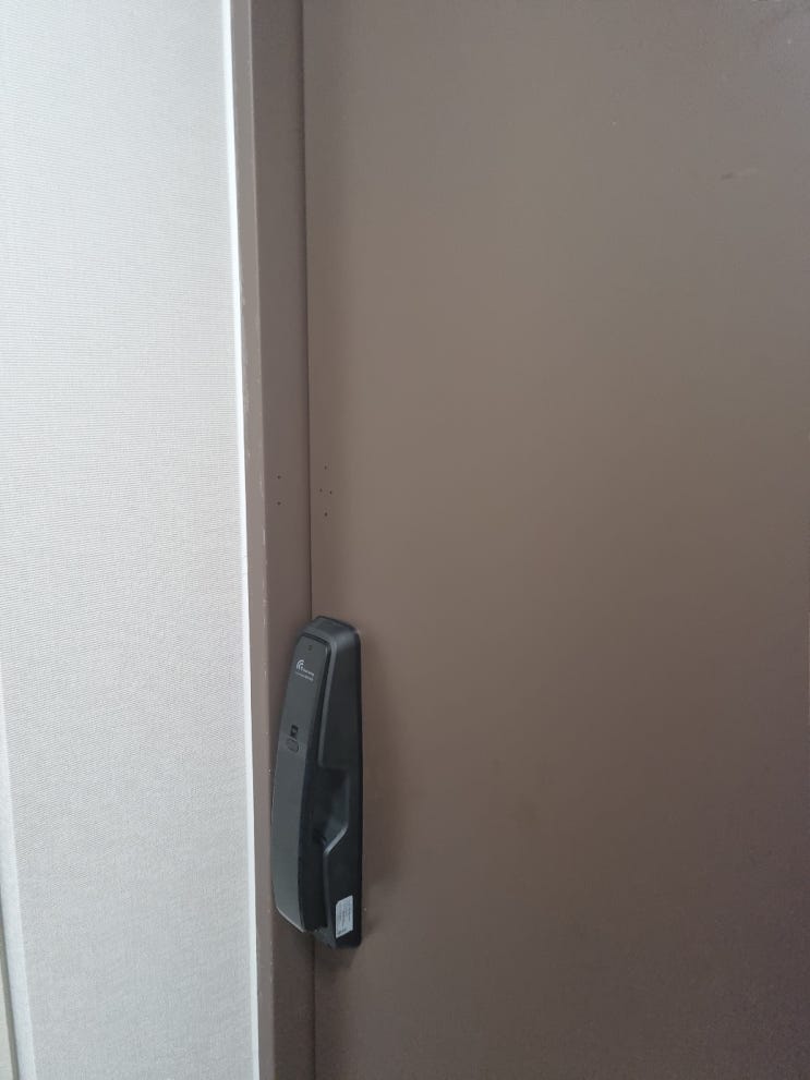 안양아파트현관문안전고리설치및스토퍼설치 안양아파트방화문스토퍼설치및안전고리설치 안양한양수자인리버뷰아파트방화문안전고리설치및현관말굽