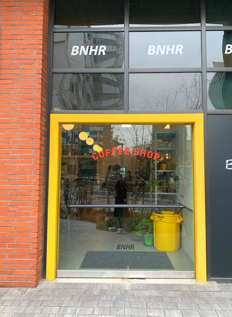 [성수] 성수역 근처 힙한분위기의 대형카페 : BNHR 벤허커피 : 네이버 블로그