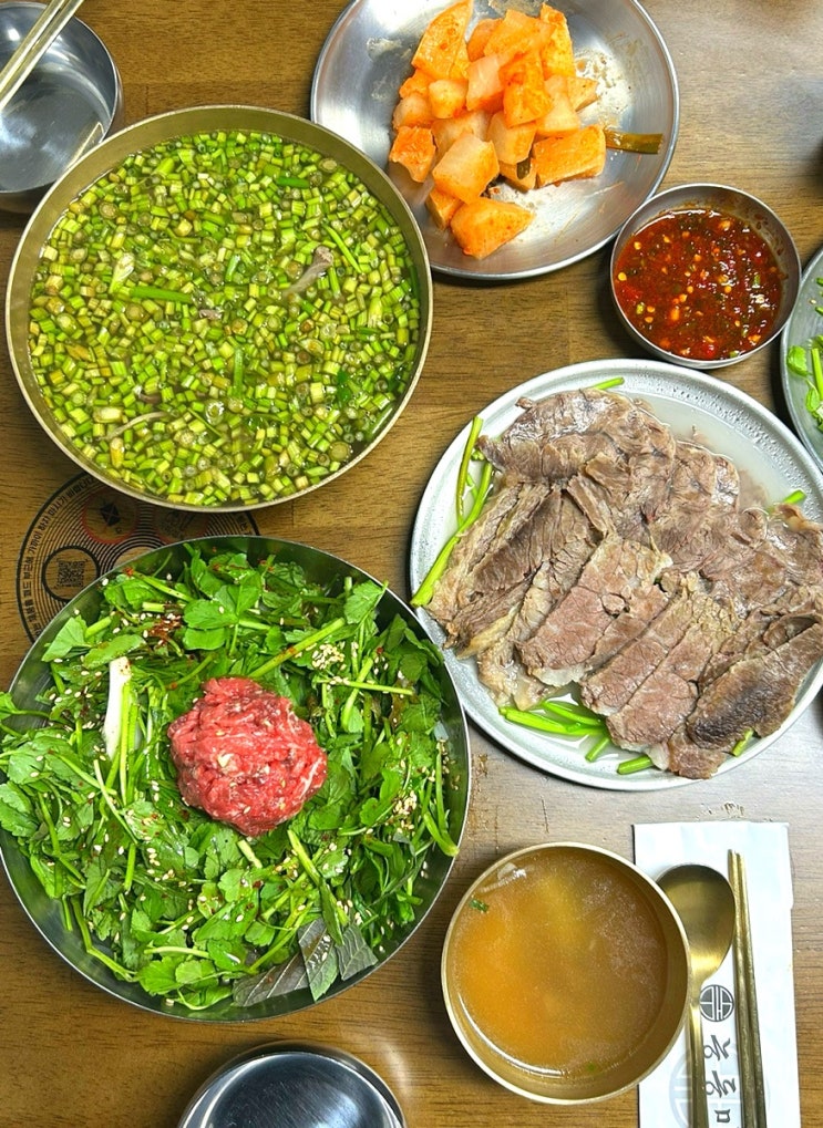 서울 능동미나리 성수직영점 서울특별시 성수동 카페거리 부근 성동구 연무장길 42맛있는 능동 육회 비빔밥 • 곰탕 • 접시