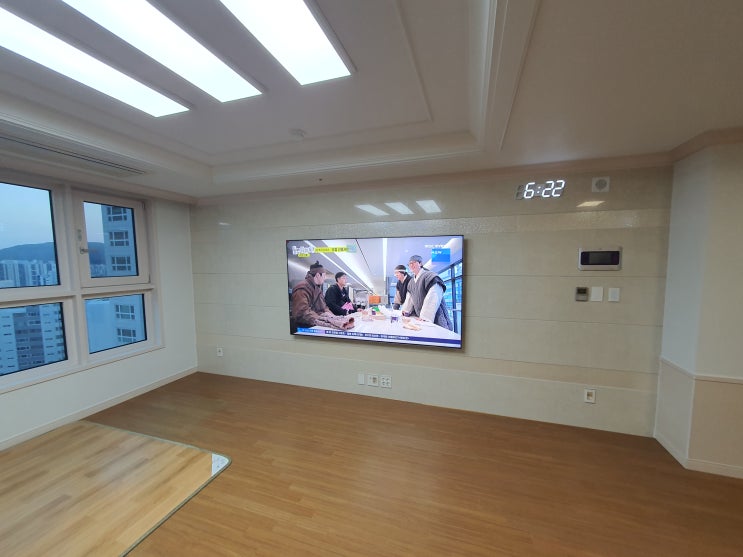 부산 양산 김해 벽걸이 티비 설치 셋탑 박스 매립 엘이디 시계 설치 가격 셋탑 박스 매립 방법 부산 기장 이진캐스빌 거실 아트월