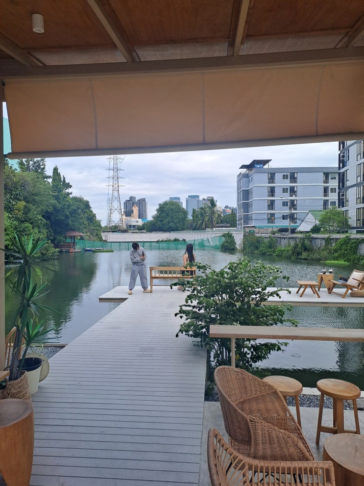 방콕 라차다 후웨이꽝 분위기 좋은 이쁜 카페 추천 연못과 물고기가 있는 마마 카페 mama cafe : 네이버 블로그