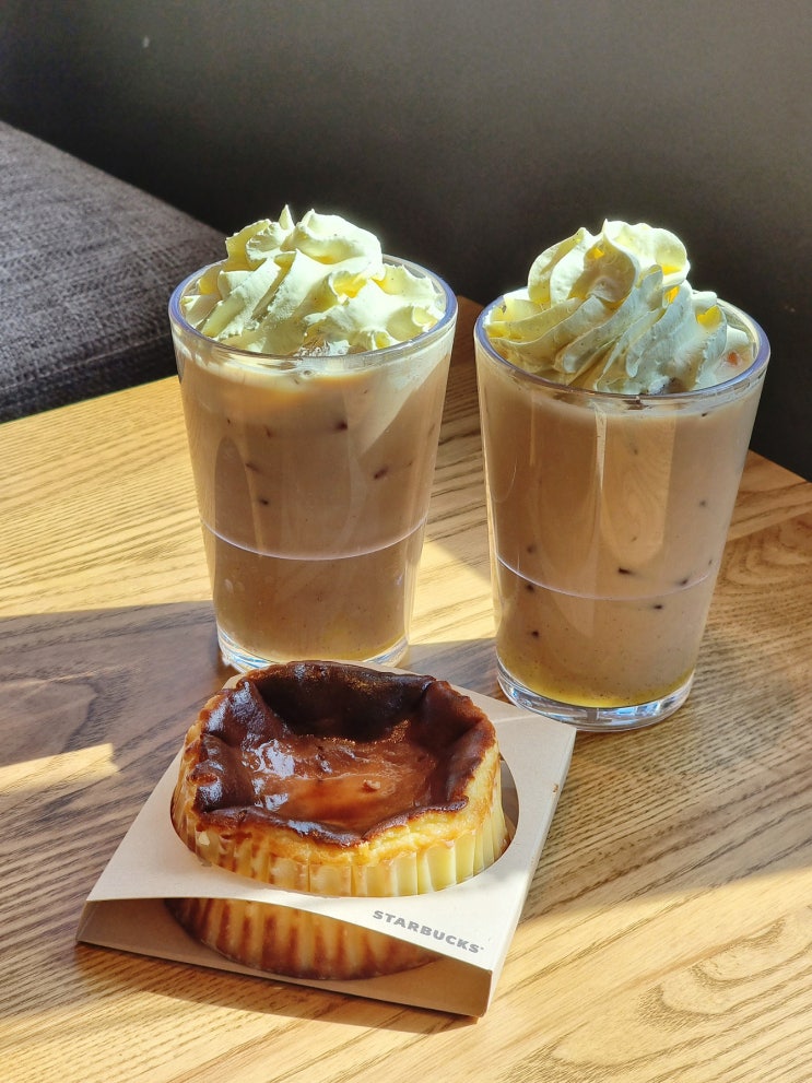스타벅스 장유 대청점, 3층 단독 건물 카페에서 슈크림라떼와 바스크 치즈 케이크! 주차정보까지 : 네이버 블로그
