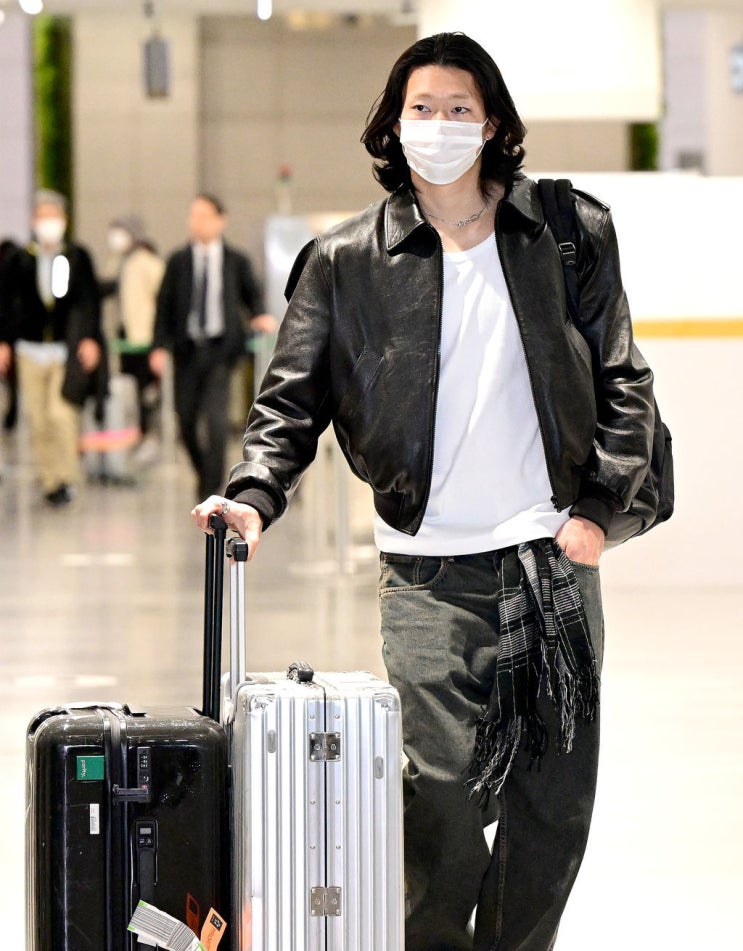오늘 눈썹 탈색 염색하고 귀국한 조규성 장발의 모델포스 뿜어낸 공항패션 속 렉토 남자 가죽자켓 가격은 네이버 블로그