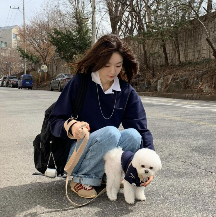 강민경 맨투맨 여자 청바지 데님 팬츠 아디다스 운동화 데일리룩 네이버 블로그