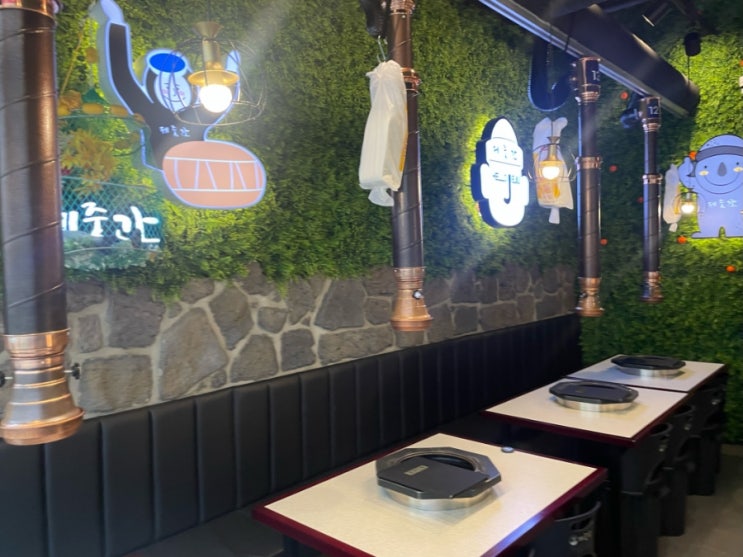 제줏간 부천점은 제주도에 온느낌이 드는 실내분위기로 제주흑돼지도 192시간 드라이에이징에 48시간 200시간을 잘숙성시켜