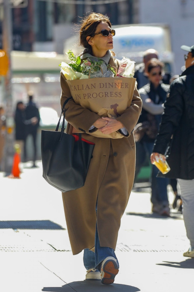 20240325_케이티 홈즈, 식료품 가득 안고 뉴욕에서 : 네이버 블로그