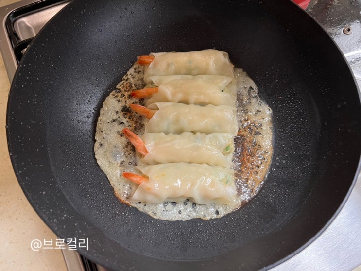 눈꽃만두 만들기 요리 냉동만두 굽기 맛있게 후라이팬 군만두 굽는법 간단한 간식 야식메뉴 네이버 블로그