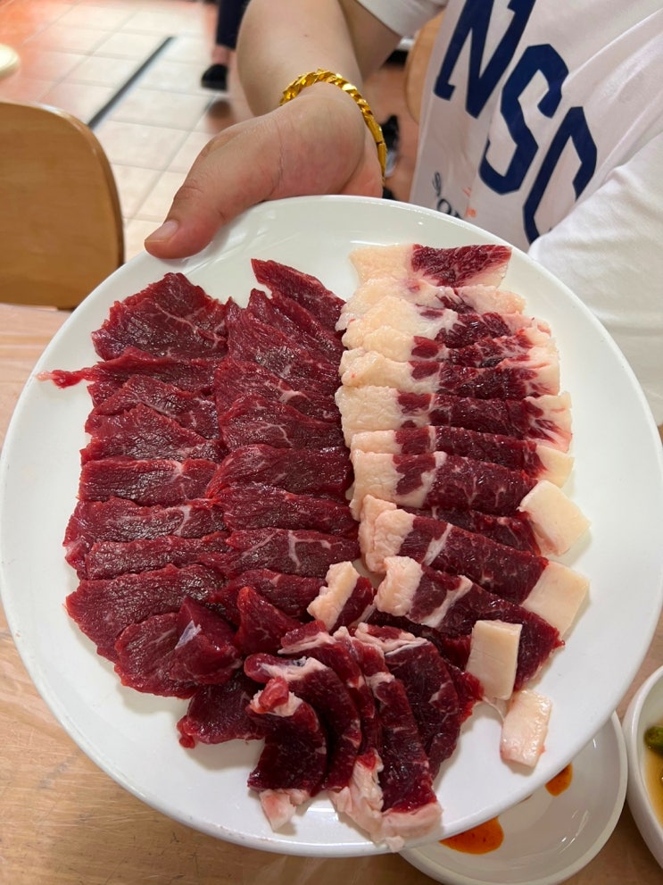 목포 국내에 몇 없는 차돌박이 사시미를 맛 볼 수 있는 목포 현지인맛집 궁전생고기 생고기도 맛잇는데 김치가 찐으로 맛잇음