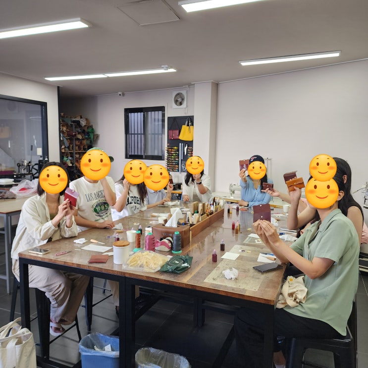 단체수업 출강 청년들의 손길로 완성된 가죽 작품 광주 동구 청년센터와 함께한 벨루어가죽공방 가죽공예 체험 네이버 블로그