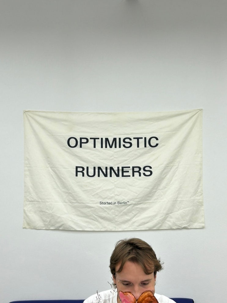 베를린 옵티미스틱 러너스 Optimistic Runners 매장 - Riptop long sleeve 롱슬리브 , 나일론 모자 ...