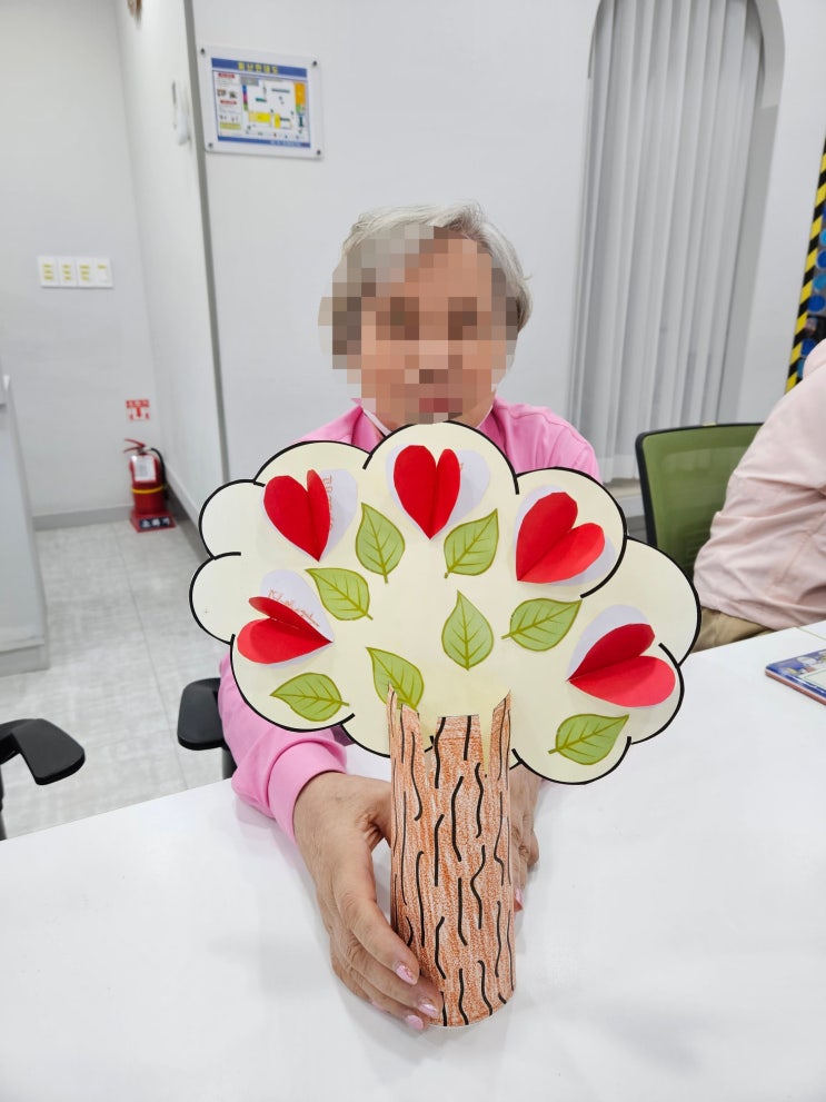 10월 7일월 나의 가족나무 인지향상프로그램 대전 유성 어울림노인주간보호센터 대전 대전주간보호센터 대전노인