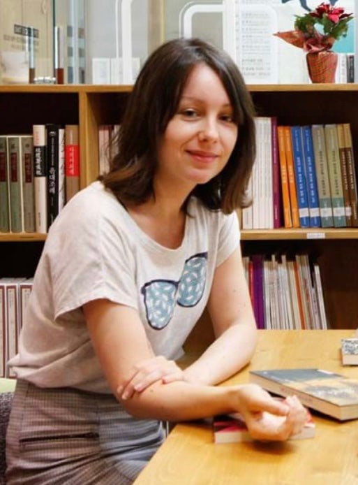 데보라 스미스(Deborah Smith, 1987 - ): "한강" 번역가이자 "한국 문학"을 세계에 알린 영국 출신 번역가 ...