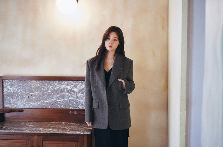 결혼식 여자 하객 패션으로 세련된 블레이저 원피스와 함께 잘 어울리는 온앤온 여성 회색 자켓 코디 추천 W 정채연 네이버 블로그