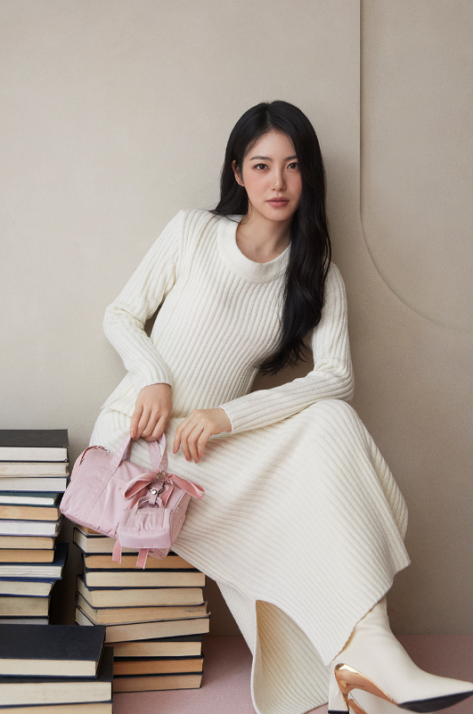 캠퍼스 여신 스타일로 20대 여자 대학생에게 인기인 가방을 찾는다면 신예은이 Pick한 제이에스티나 발로 크로스백 추천