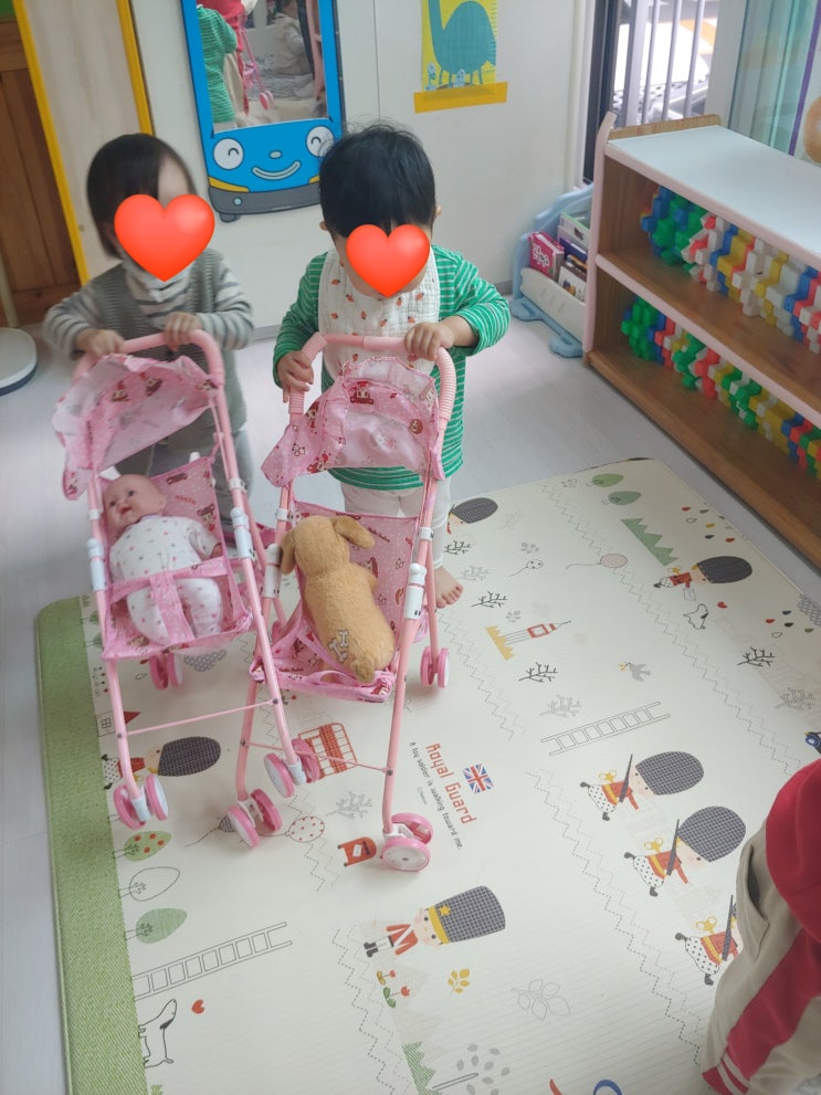 영아발달 알아보기 역할놀이 상상놀이 상징놀이만 0세~1세 영아의 역할활동유모차에 인형태우기 역할 신발신기 네이버 블로그