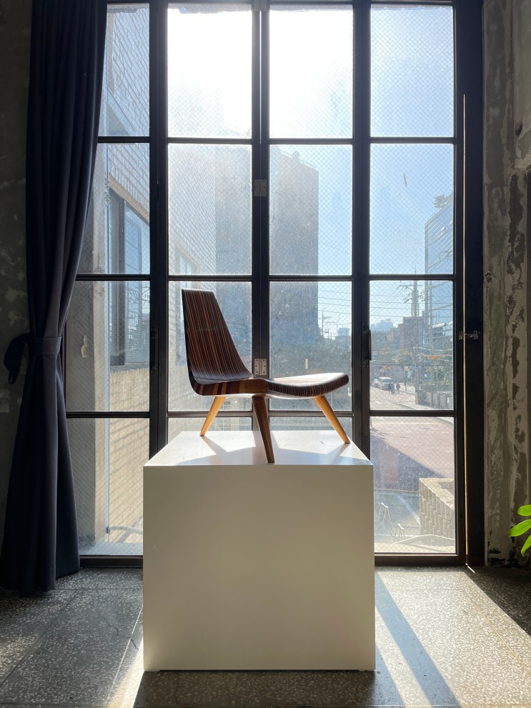 하루 한 점 1_3 Legged Chair by Joaquim Tenreiro, Brazil : 네이버 블로그