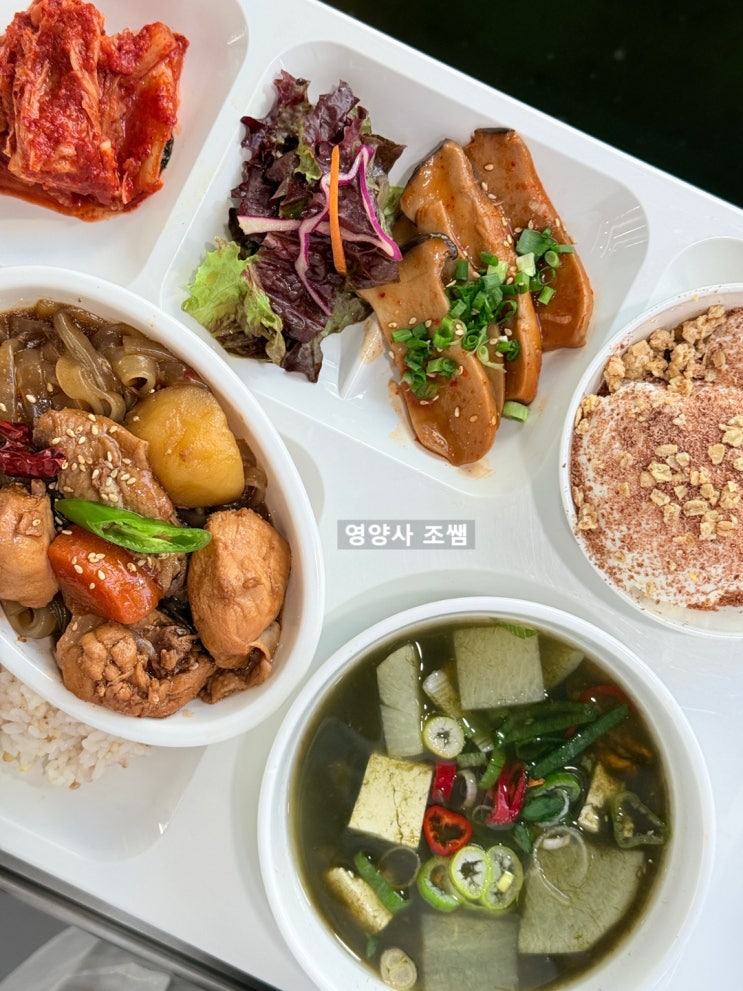 단체급식 쌀밥 매생이 홍합국 청양풍 찜닭 짬뽕 새송이 볶음 상추 적채 무침 배추김치 밤 티라미수 24116