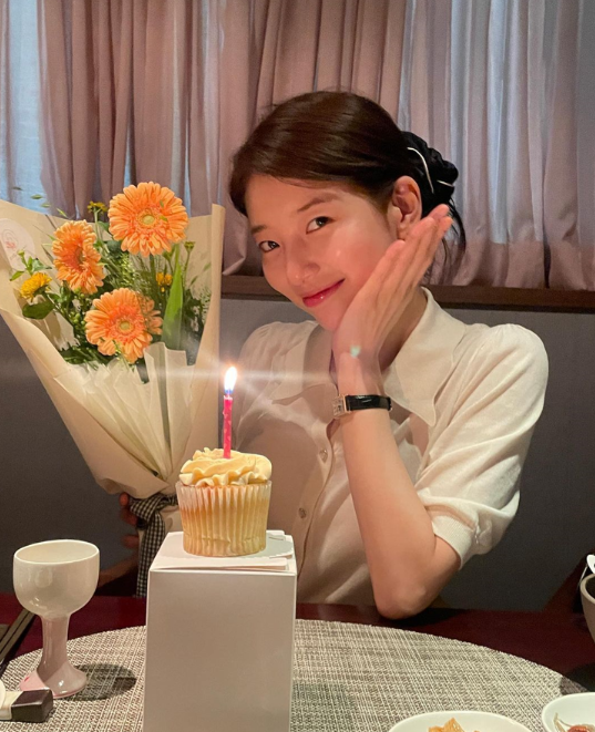 30대 여성의 데일리 드레스워치로 스퀘어의 각진 매력이 가득한 명품 브랜드 론진 돌체비타 여자 손목 시계 추천 W 수지