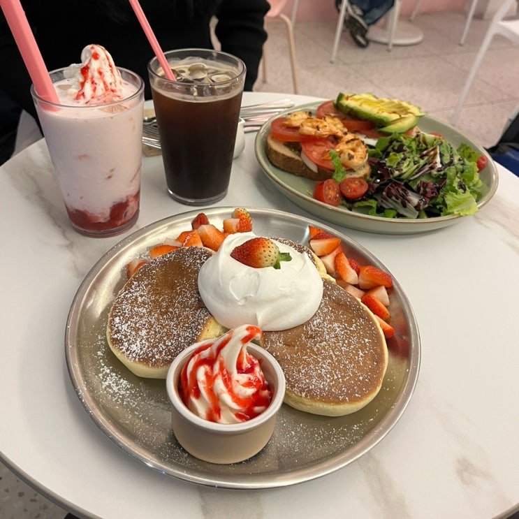 홍대 디저트카페 딸기 수플레 팬케이크가 맛있는 라헬의부엌 홍대점 후기 네이버 블로그