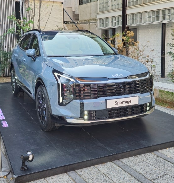 크게 보면 본질이 나타난다. 더 뉴 스포티지(NQ5 PE) 디자인 리뷰(헤리티지 블루 외장 색상 차량) : 네이버 블로그