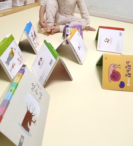 호반아이사랑♡ 만1세발달과정발달특성발달수준 3세놀이 3세발달과정 듣기말하기읽기선생님을따라서동화책을봐요 언어발달 소근육작은그림책