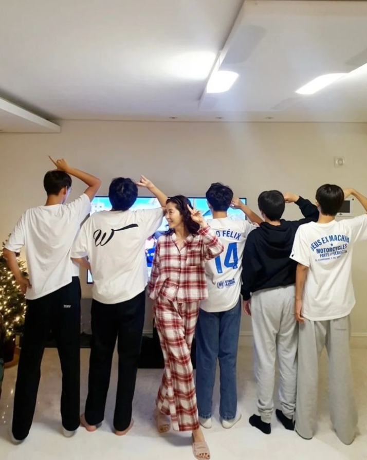 배우 송윤아 ♥설경구, 중학교 3학년 아들 184cm 우월한 키 파자마 파티 : 네이버 블로그