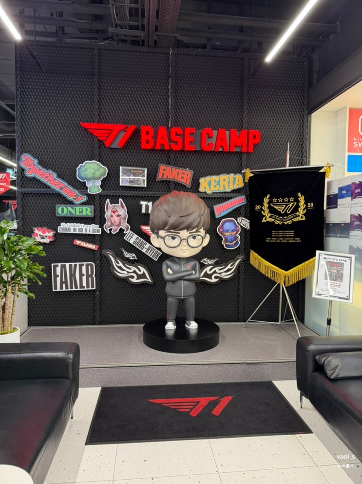 [홍대/T1BASE CAMP] 티원 피시방(T1 PC방)이라고 불리는 티원 베이스캠프 다녀옴. 굿즈판매하는 곳 있음 포토존 있음 ...