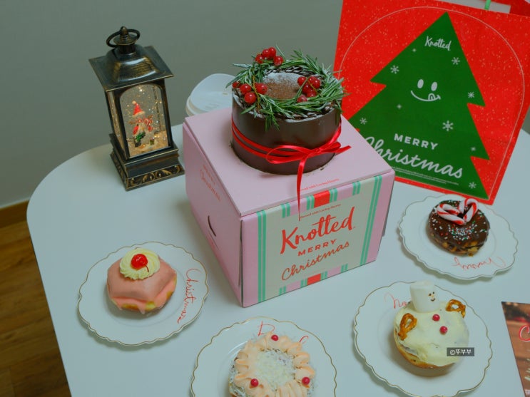 연말파티를 위한 크리스마스 케이크, 노티드 강남카카오점 사전예약 안내(시즌 케이크와 도넛 후기) : 네이버 블로그