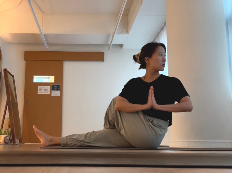 [요가 기록] 앉은 비틀기 자세, 마르치아사나C : 네이버 블로그