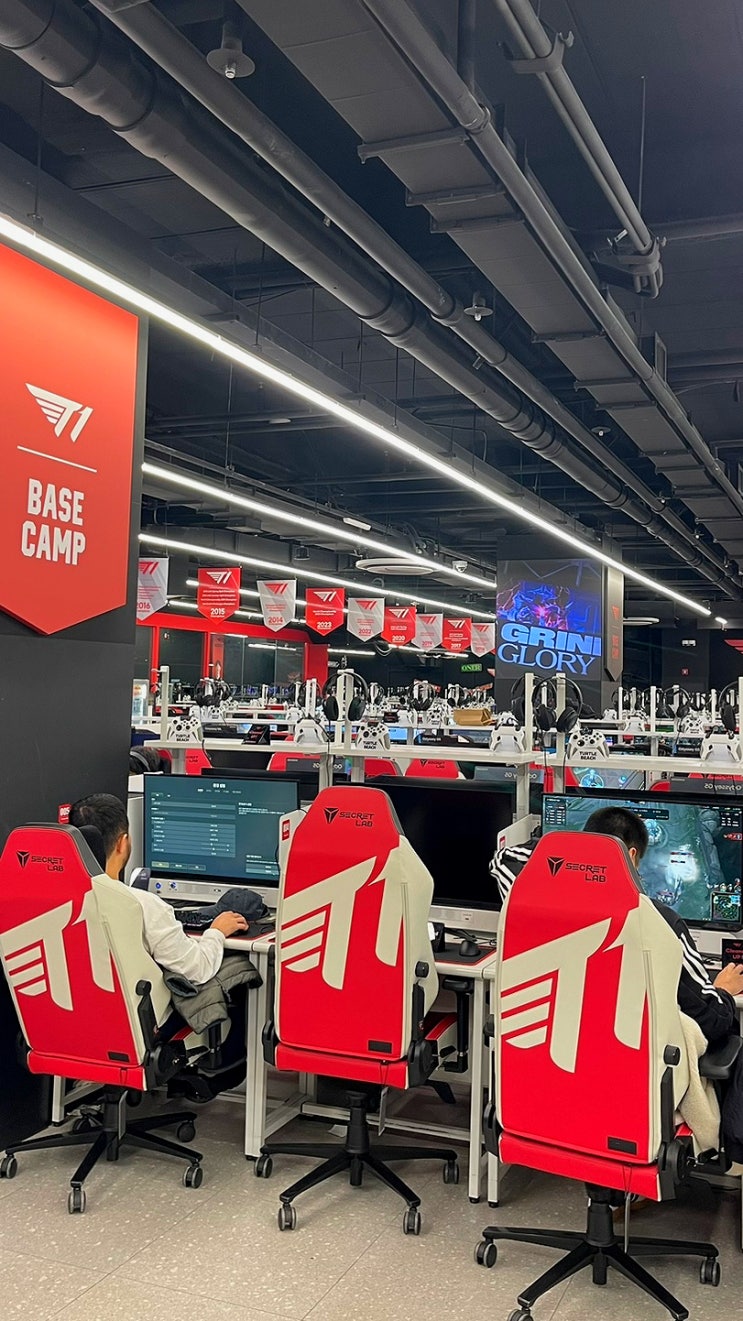 홍대 놀거리 | T1 티원 베이스캠프 피시방 가격, 굿즈, 포토이즘 : 네이버 블로그