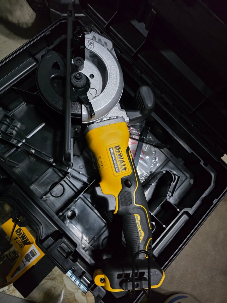 디월트 20V 원형 톱 DCS571N 콤팩트 4.5인치 충전 무선 스킬 115mm : 네이버 블로그