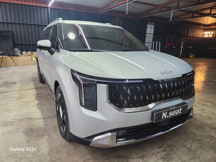 포항 25년형 KA4 카니발 9인승 디젤 11자통합레일 + 3열탈부착차박레일 + 바닥3중부틸방음 + 2열회전 + 모빌하임P2 마일드그레이 무본드엠보싱바닥 + 웜화이트식빵등 ...