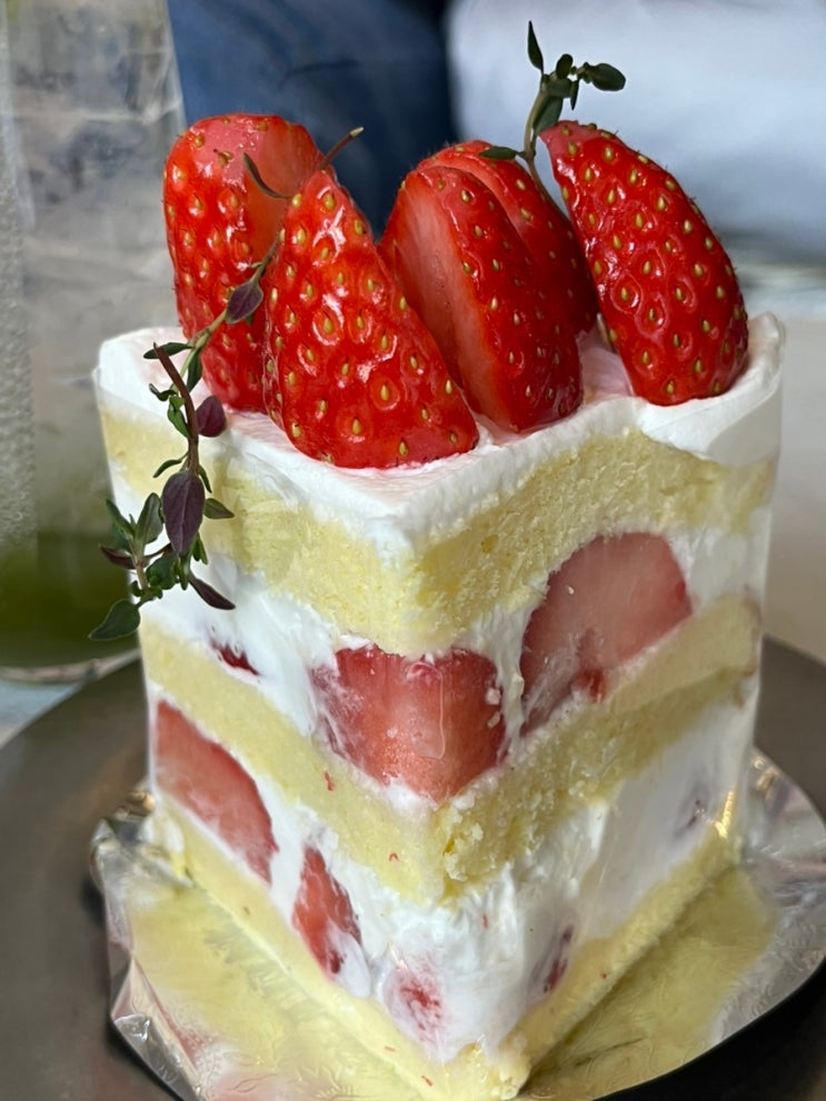 [용산카페] 신상카페 안지aanzee, 딸기케이크 솔직후기 : 네이버 블로그