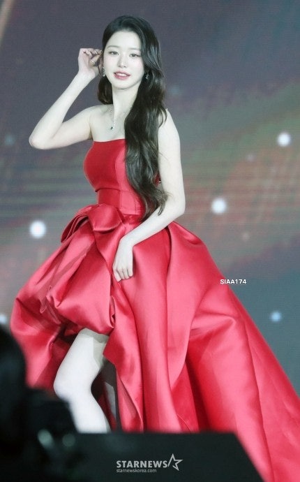 주인공 같았던 장원영 AAA 2024 레드 드레스 코디 : 네이버 블로그