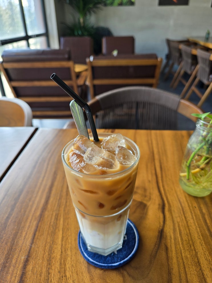 [호치민 푸미흥 카페 추천] Dolphy Cafe (돌피 카페) – 아침 조용한 독서 공간, 시그니처 커피까지! : 네이버 블로그