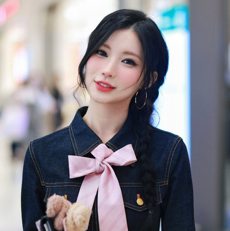 250409 여자력의 끝은 왕리본 아니냐고요..🎀 베이비몬스터 아사 김포공항 출국 공항 패션 사진 (ft.루이비통 넥타이를 리본으로 만든 김 아사) : 네이버 블로그