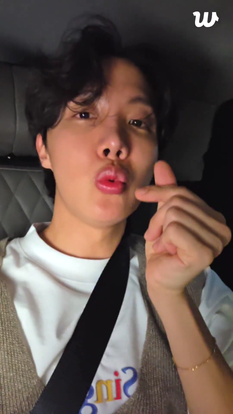 [영상] 방탄소년단(J-HOPE)ː제이홉 위버스 라이브 - 한국 도착했습니다🇰🇷🫶 (HOTS 앙콘 / 향후 활동 / Singles 티셔츠) (250409) : 네이버 블로그