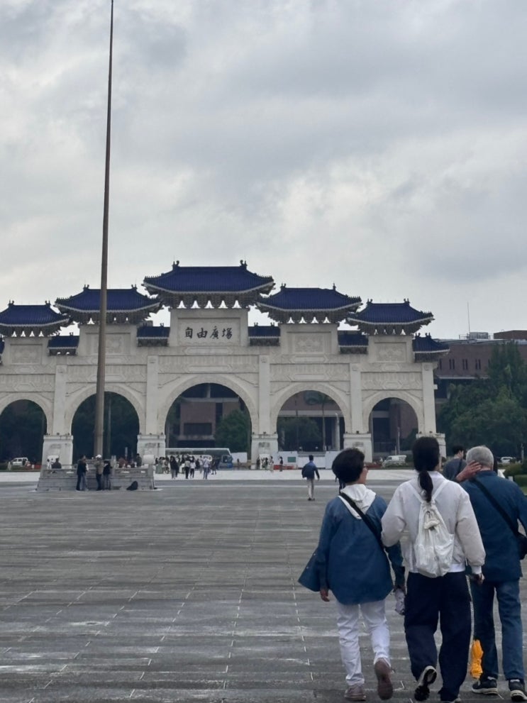 [4월 대만가족여행 1일차🇹🇼] 진에어,진천미,중정기념당/교대식,춘수당 버블티,타이페이가든호텔,융캉제 소품샵,가품양주,지우펀 우유훠궈,시먼딩케이크,송주우 마사지 : 네이버 블로그