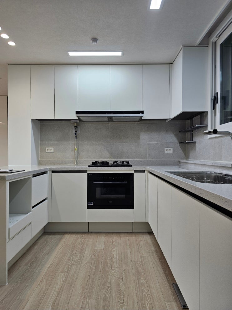 시흥 리슈빌 퍼스트 클레스 인테리어 필름( PS 098 )( PNC 54 ) 도배 ( 디아망 블랑 그레이 PR002-13 ) 신상품 꿀 조합 조명 모두 시공해 드렸습니다 ...