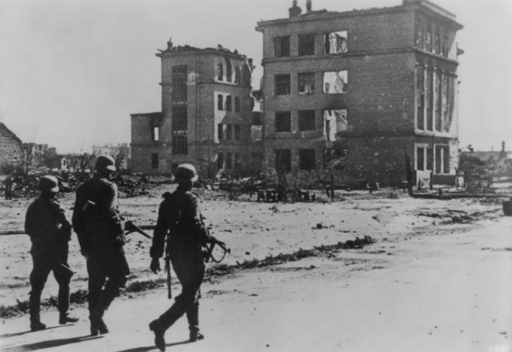 스탈린그라드 거리의 세 독일군 정찰병 3 German scouts soldiers walking in desolate ...