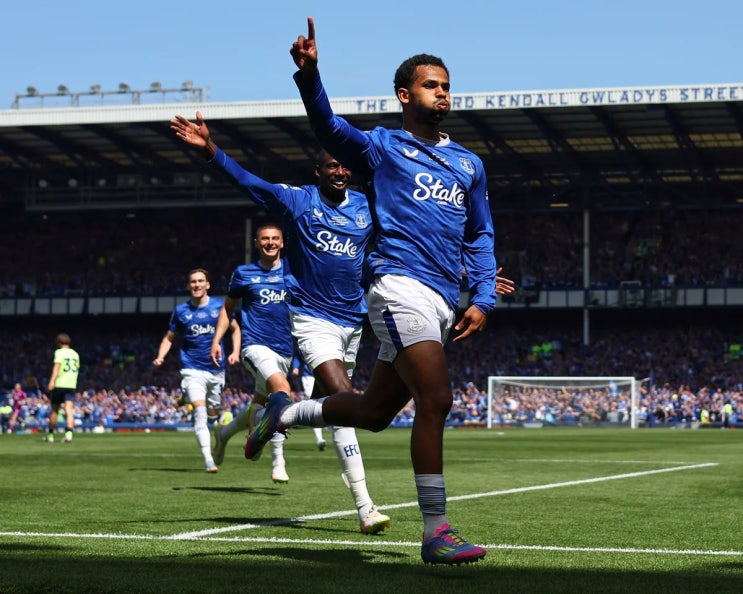 [2024/25 PL 37R] 에버튼 2-0 사우스햄튼; "굿바이 구디슨" 에버튼, 은디아예 멀티골과 함께 구디슨 최종전 승리! : 네이버 블로그