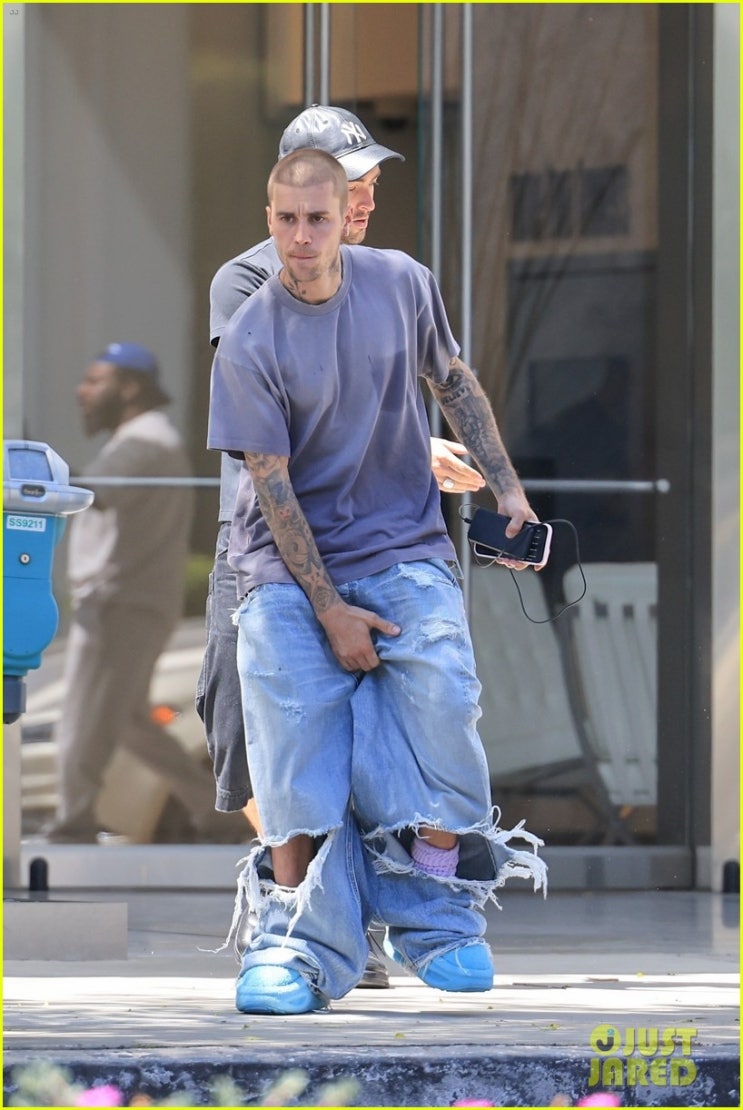 흘러내리는 바지 잡고,, 저스틴 비버 : 네이버 블로그