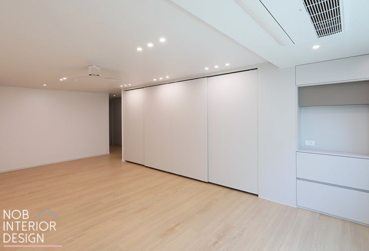 강서구 화곡동 인테리어 - 화곡 푸르지오 49평 아파트 , 원목마루 느낌을 담은 구정 블론테 본오크 , 디아망 PR002-10 퓨어 화이트 조합된 거실디자인 : 네이버 블로그